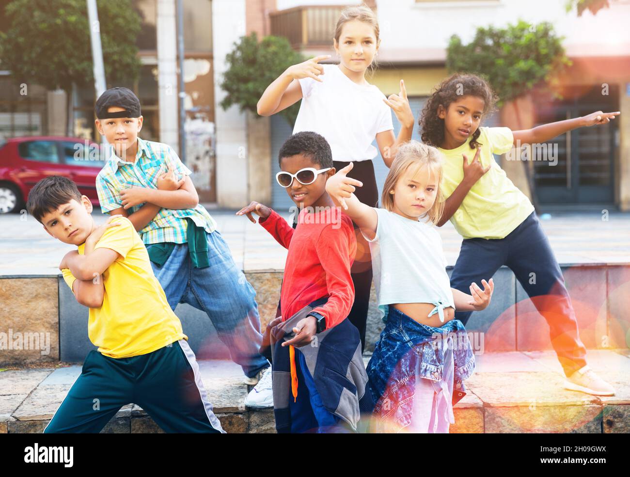 Kids posing during outdoor dance class Stock Photo - Alamy