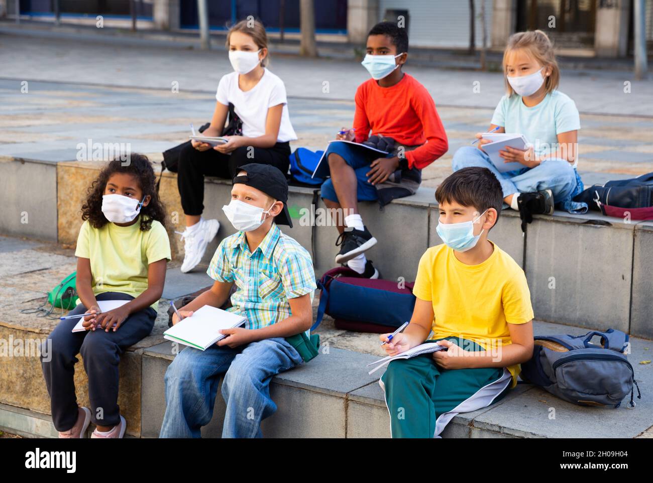 Group schoolchildren in medical masks hi-res stock photography and ...