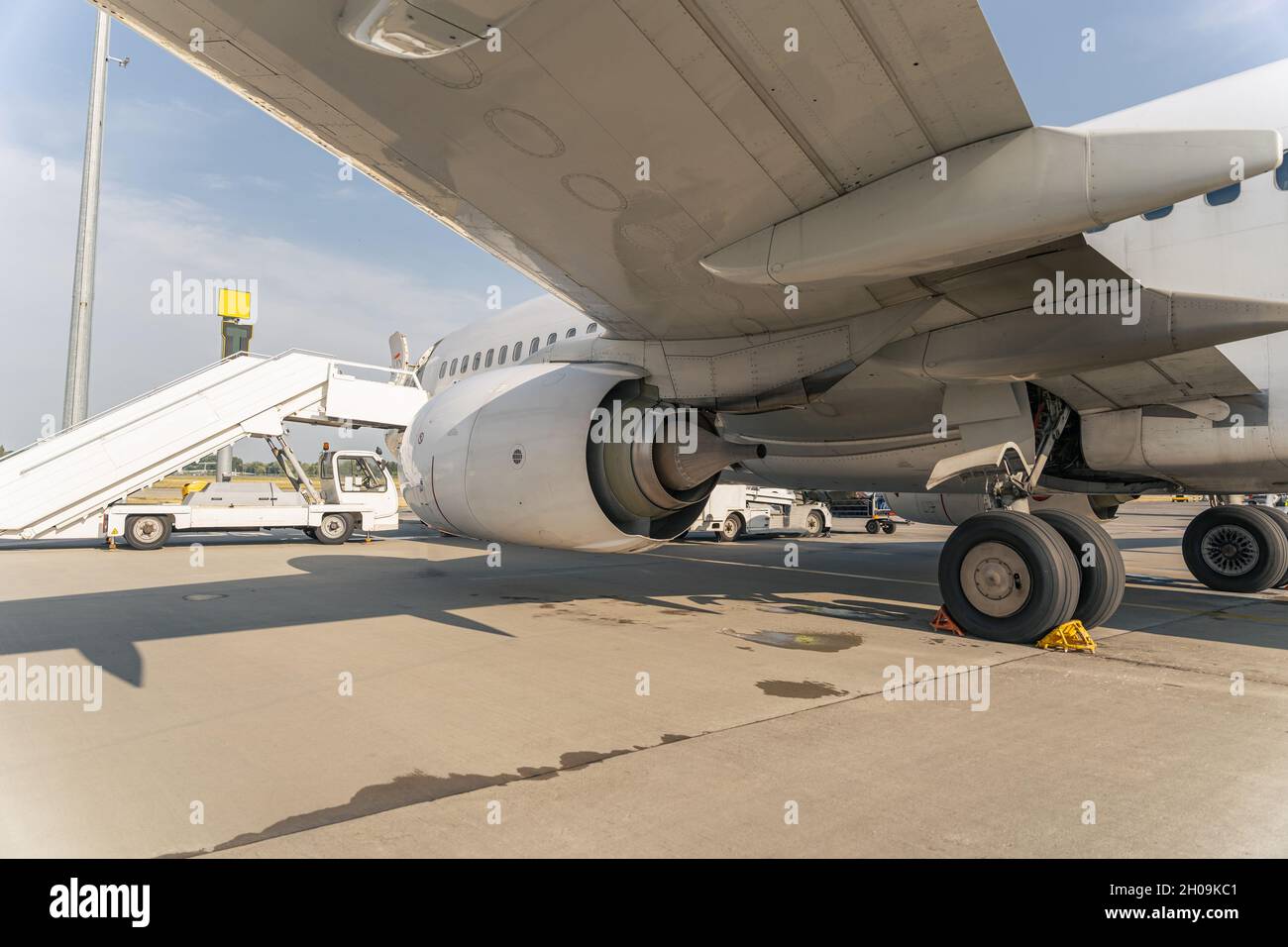 Airplane tail fin hi-res stock photography and images - Alamy