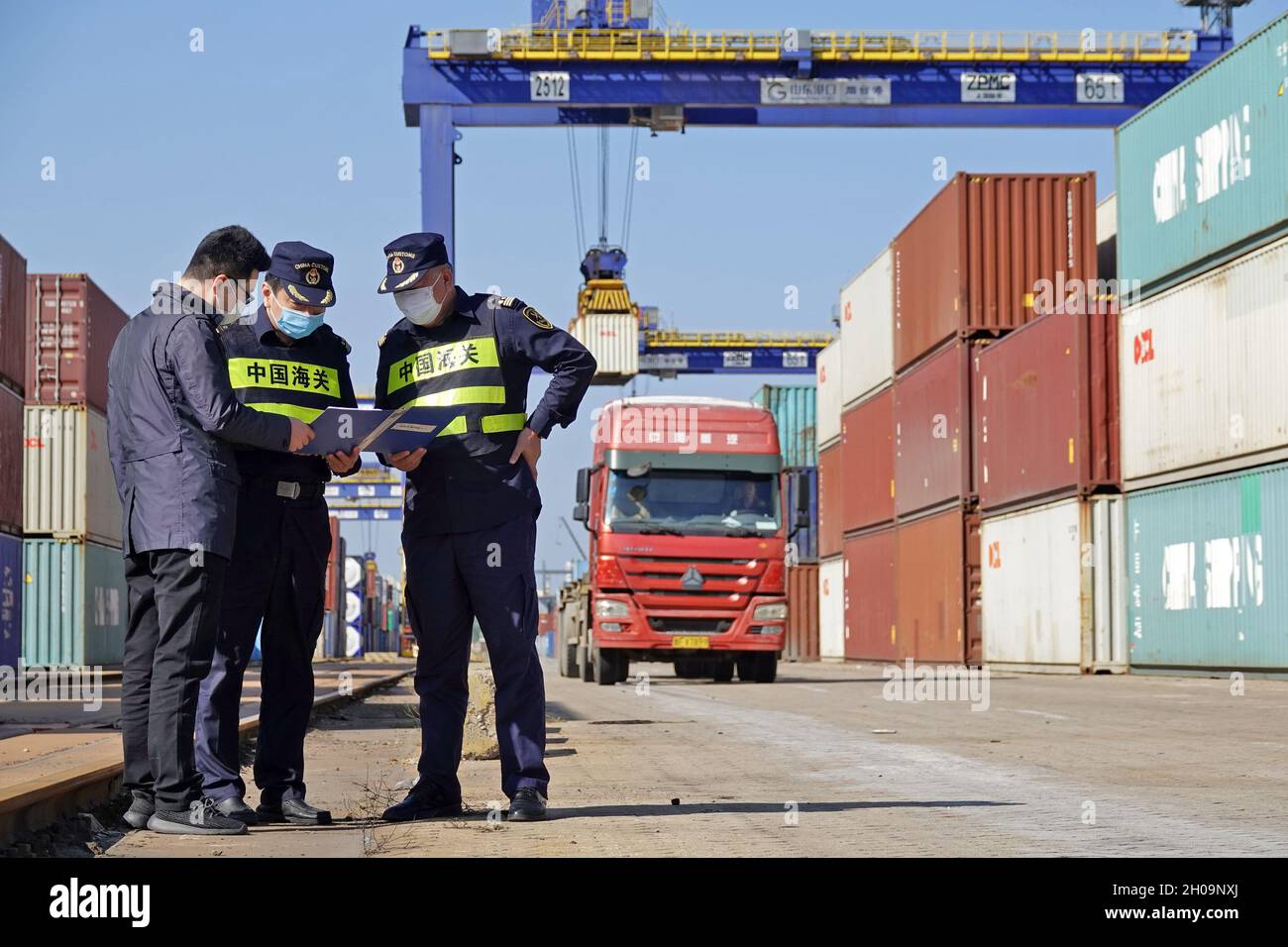 YANTAI, CHINA - OCTOBER 12, 2021 - A customs officer supervises foreign ...