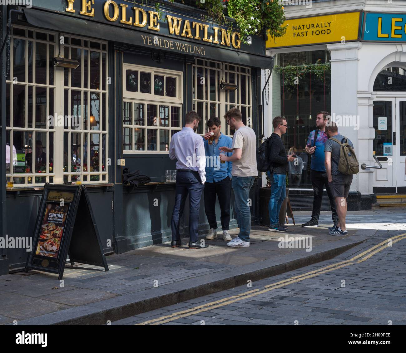 Ye olde london pub in the city of london hi-res stock photography and ...