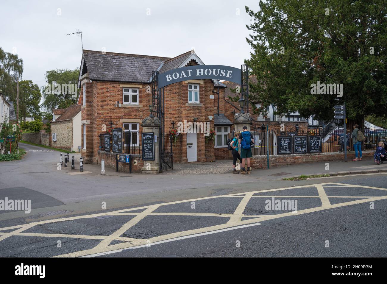 The Boat House pub. Wallingford, Oxfordshire, England, UK Stock Photo ...