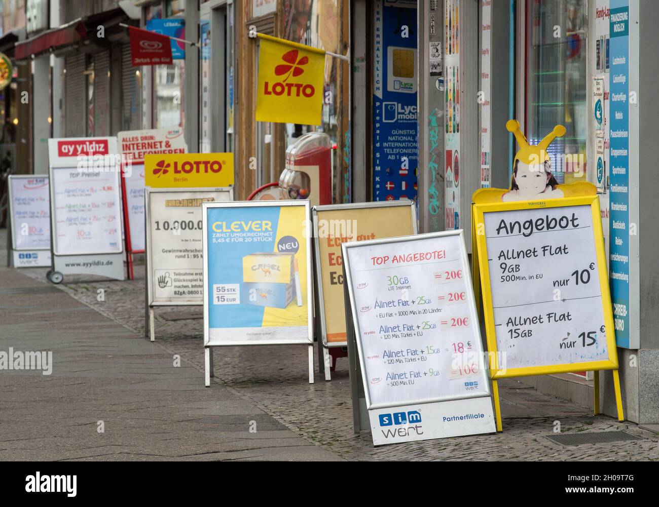 Digital display advertising stands hi-res stock photography and images ...