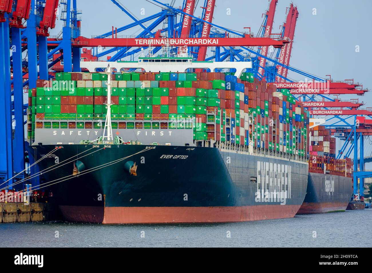 Ever goods container ship hi-res stock photography and images - Alamy