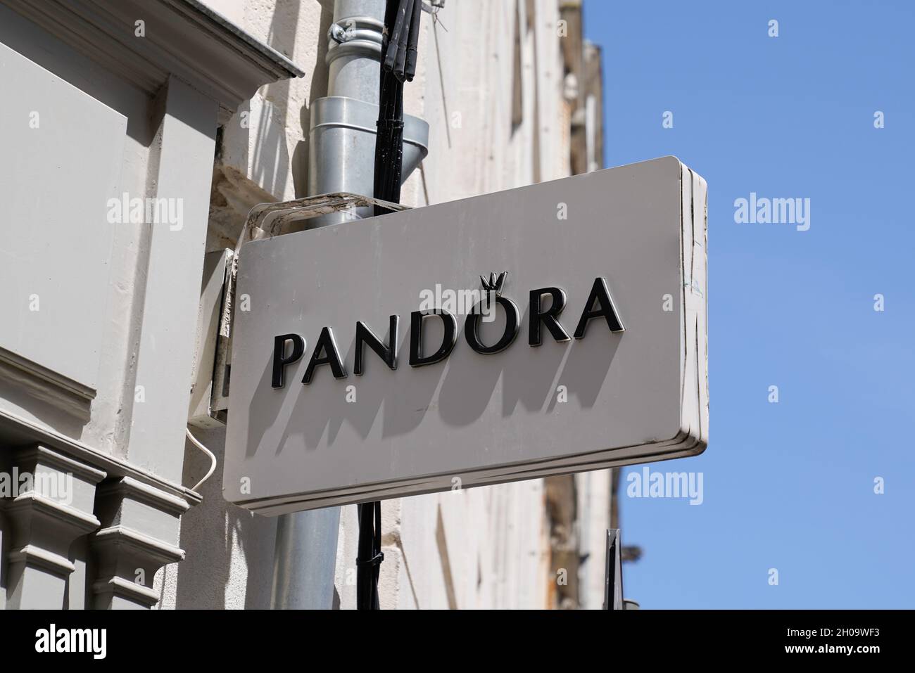 Pandora sign hi-res stock photography and images - Alamy