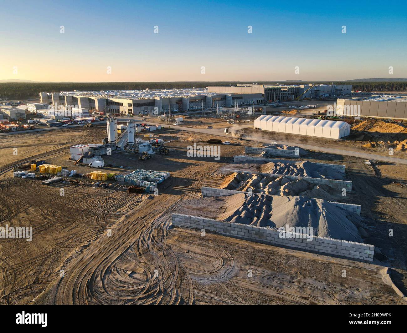 Tesla baustelle hi-res stock photography and images - Alamy