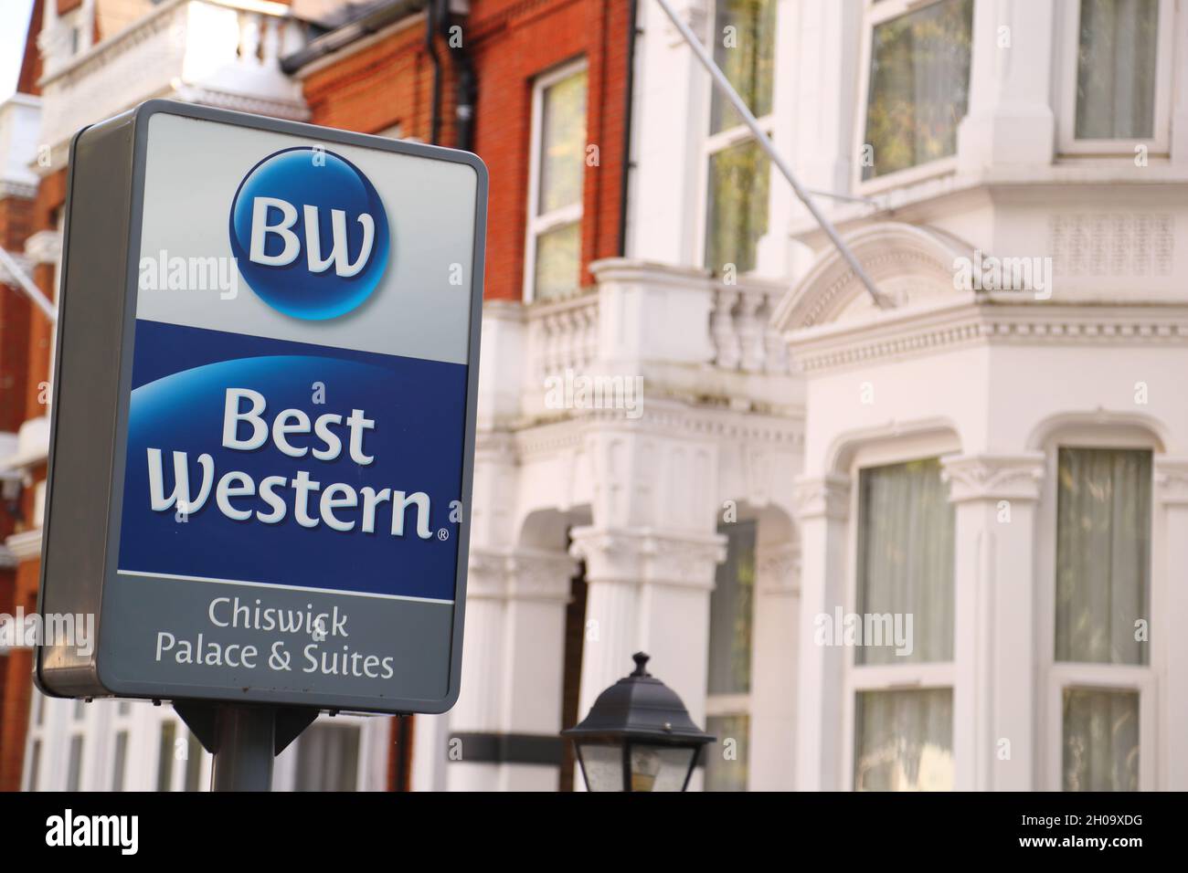 Hotel road sign hi-res stock photography and images - Alamy
