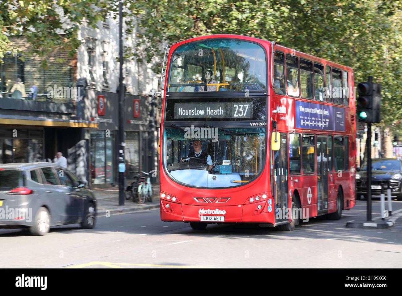 Tfl red bus hi-res stock photography and images - Alamy