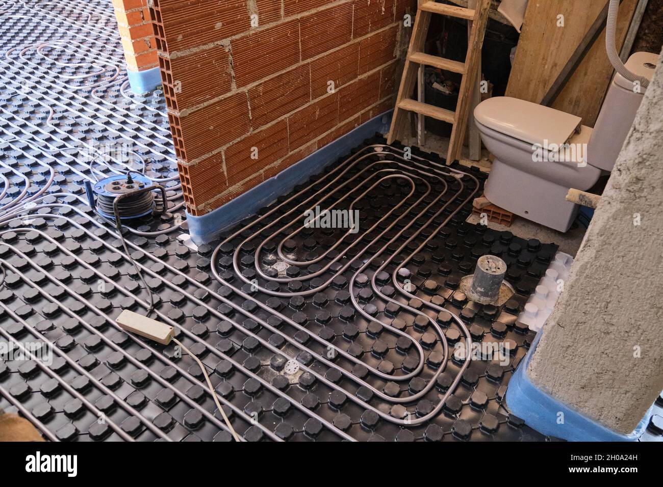 Radiant underfloor heating installation in a bathroom Stock Photo - Alamy