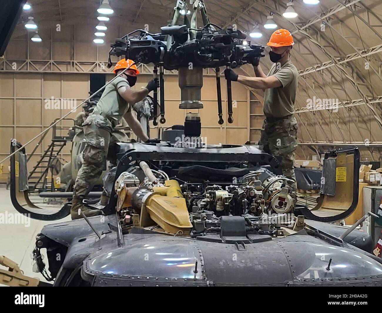 U.S. Soldiers with Bravo Company, 628th Aviation Support Battalion ...