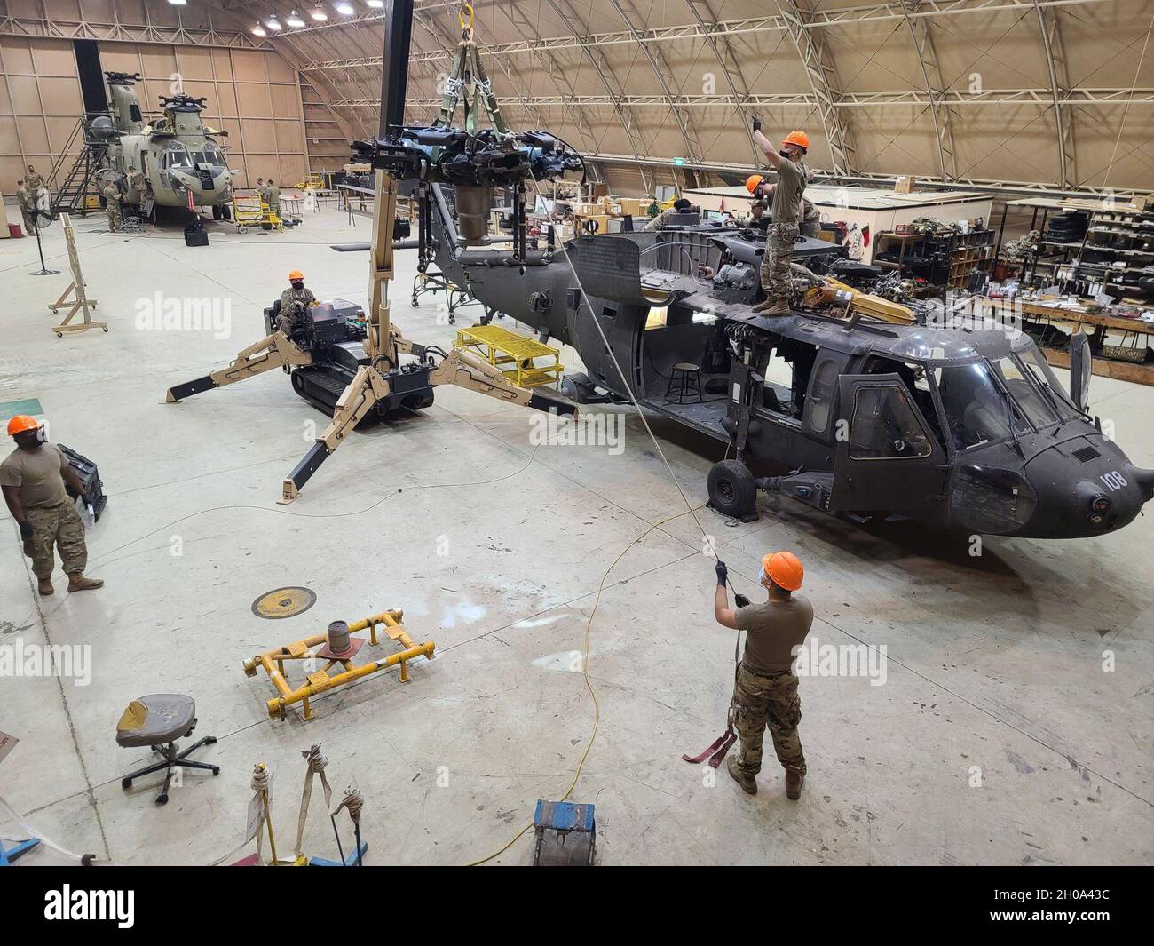 U.S. Soldiers with Bravo Company, 628th Aviation Support Battalion ...