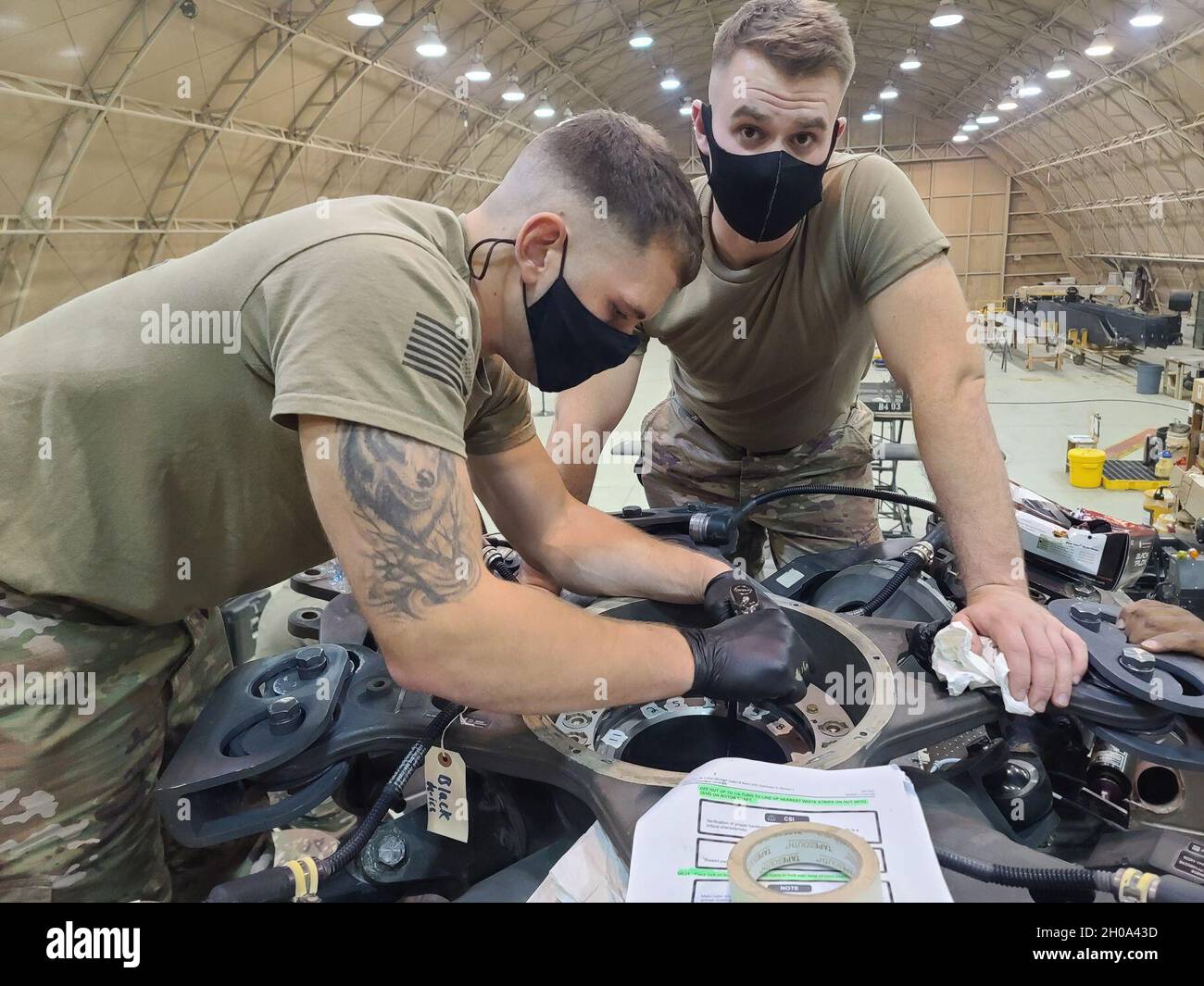 U.S. Soldiers with Bravo Company, 628th Aviation Support Battalion ...
