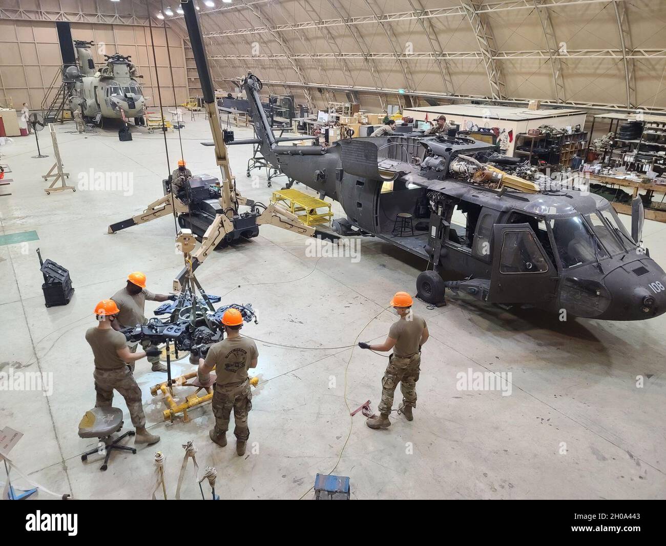 U.S. Soldiers with Bravo Company, 628th Aviation Support Battalion ...