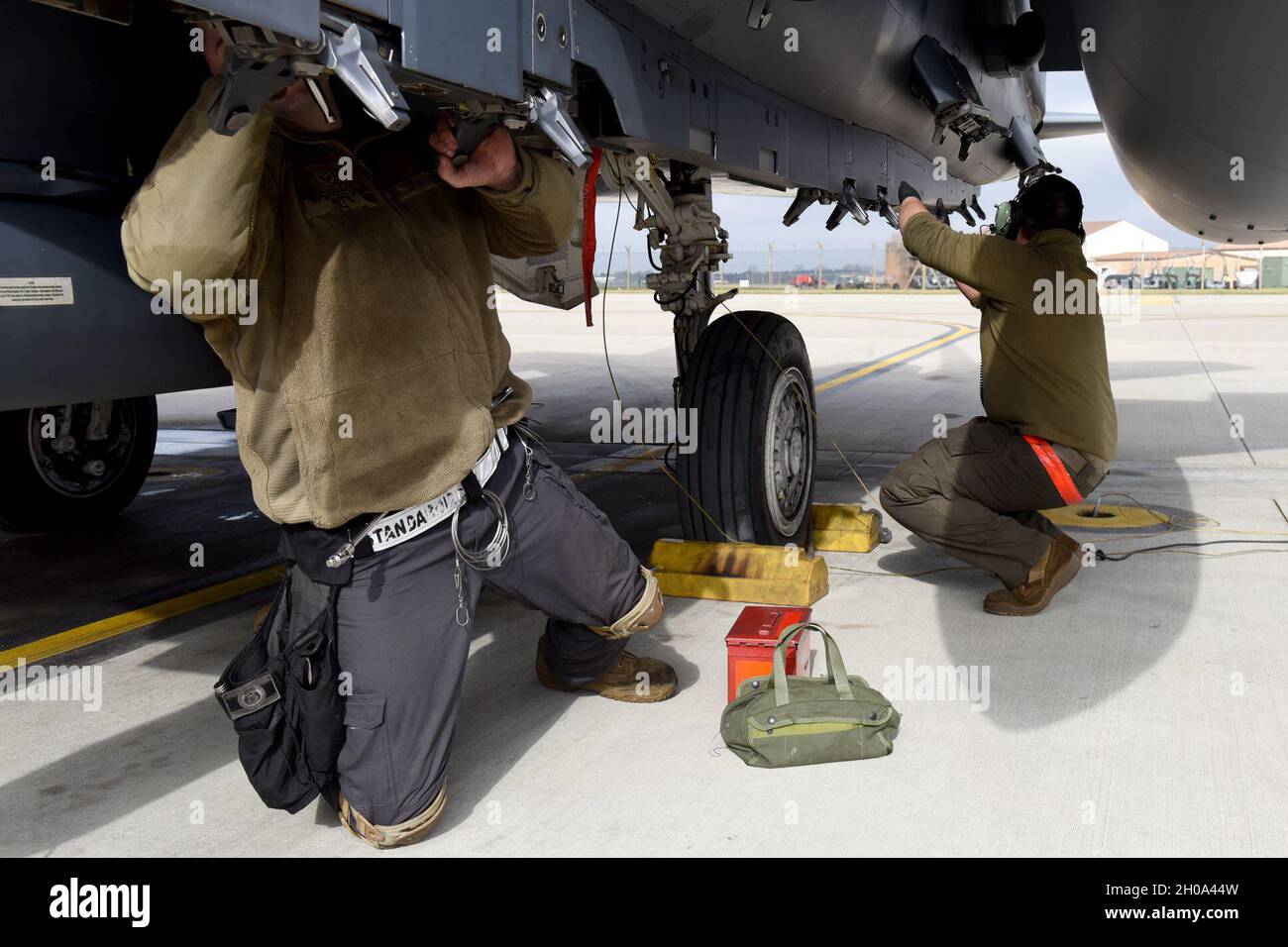 Weapons load crew airmen from the 48th Maintenance Group begin ...