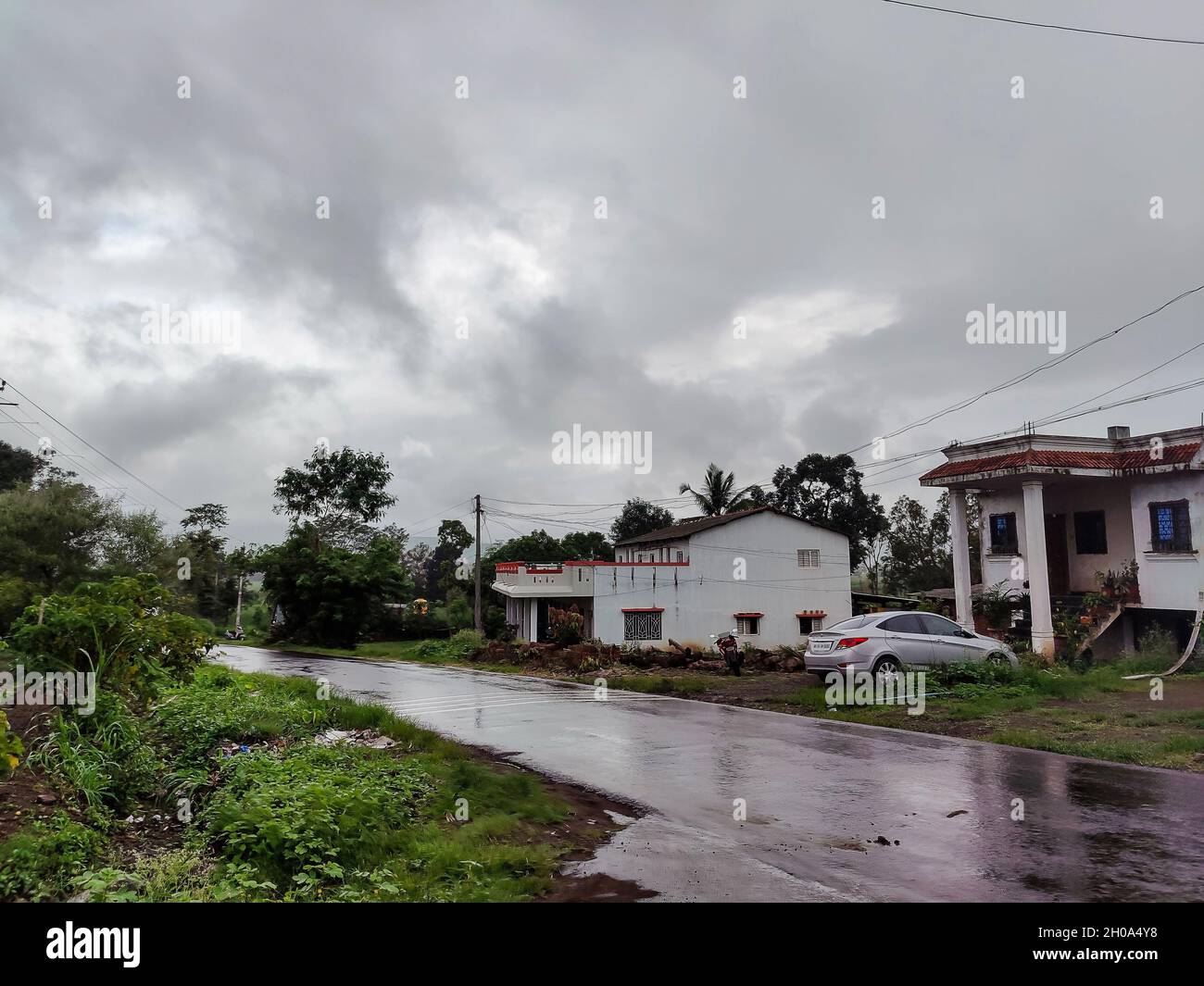 KOLHAPUR, INDIA - Aug 14, 2021: A white-painted bungalow with red tiles ...