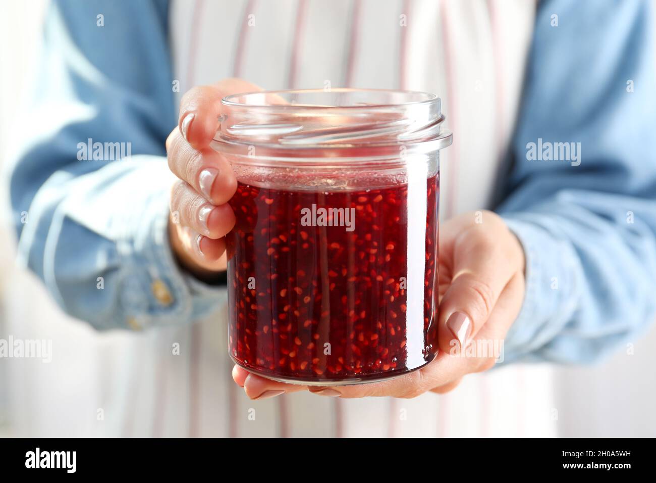 Hands jar berry jam hi-res stock photography and images - Alamy