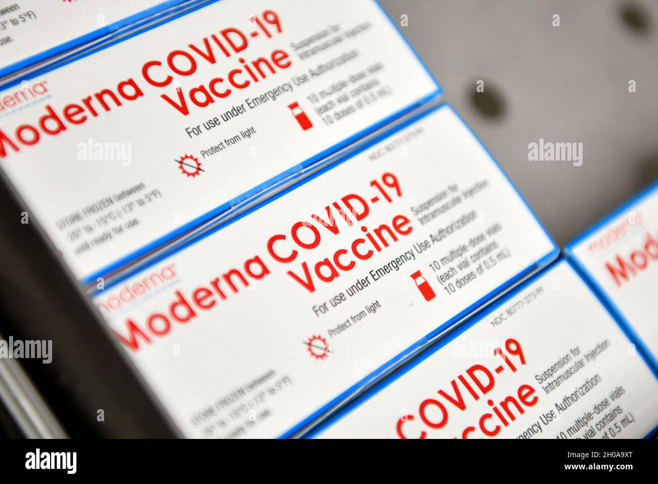 Vaccine moderna freezer hi-res stock photography and images - Alamy