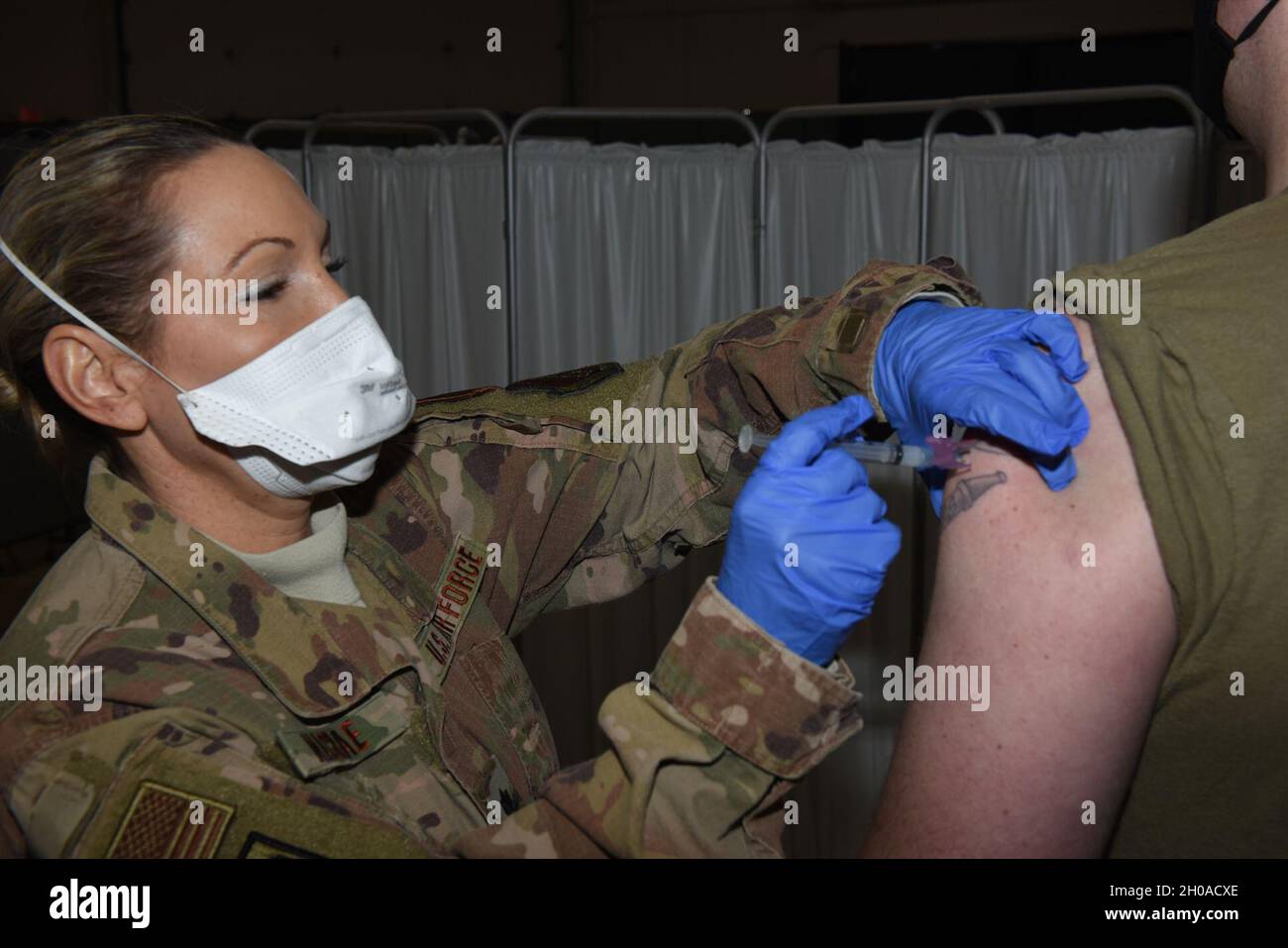Air Force Lt. Col. Amber Macrae injects Air Force Tech. Sgt. Eric ...