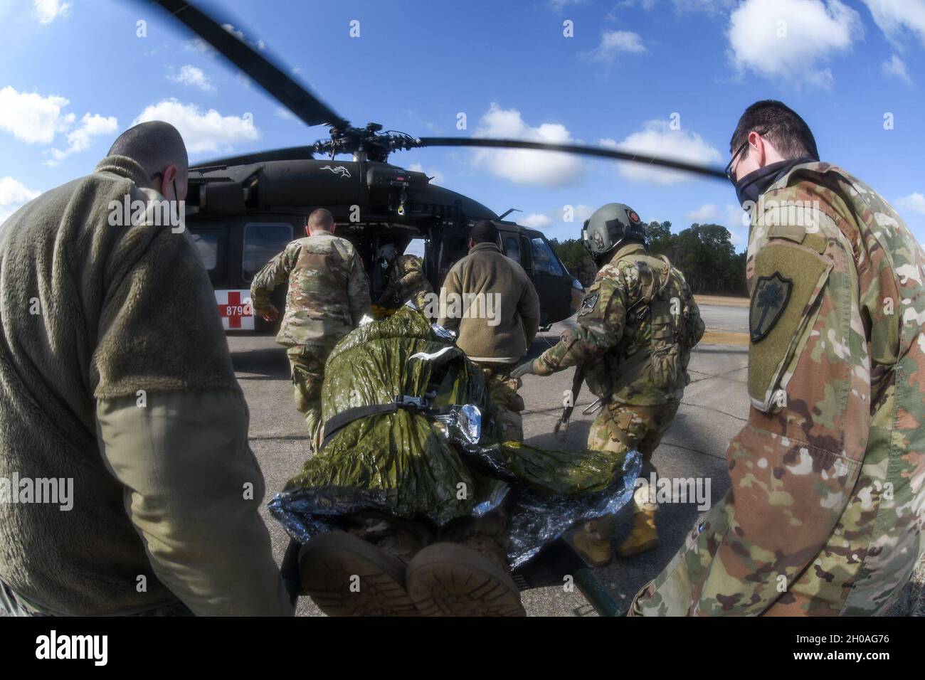 U.S. Army National Guard Soldiers and helicopters of the 1-151st Attack ...