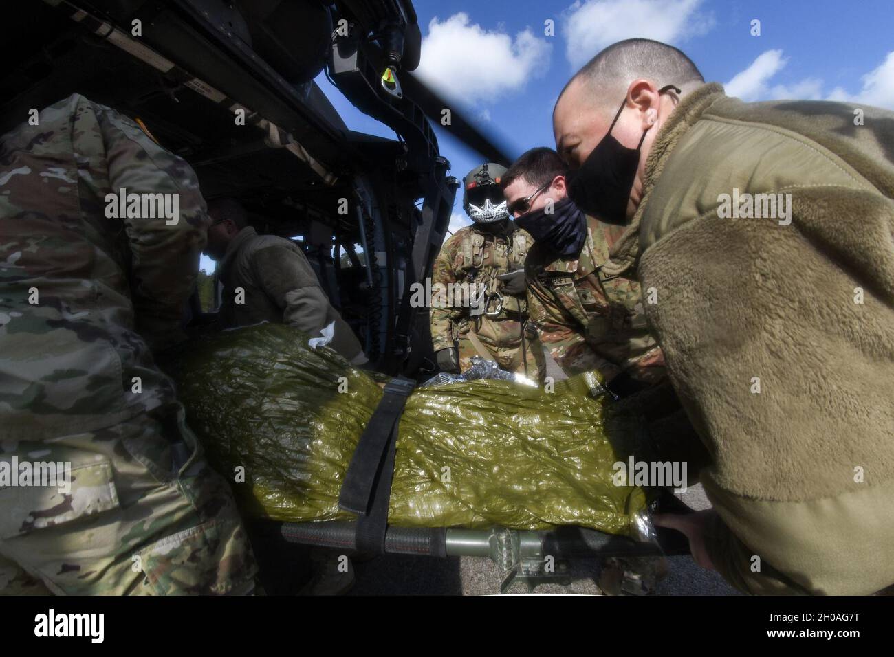 U.S. Army National Guard Soldiers and helicopters of the 1-151st Attack ...