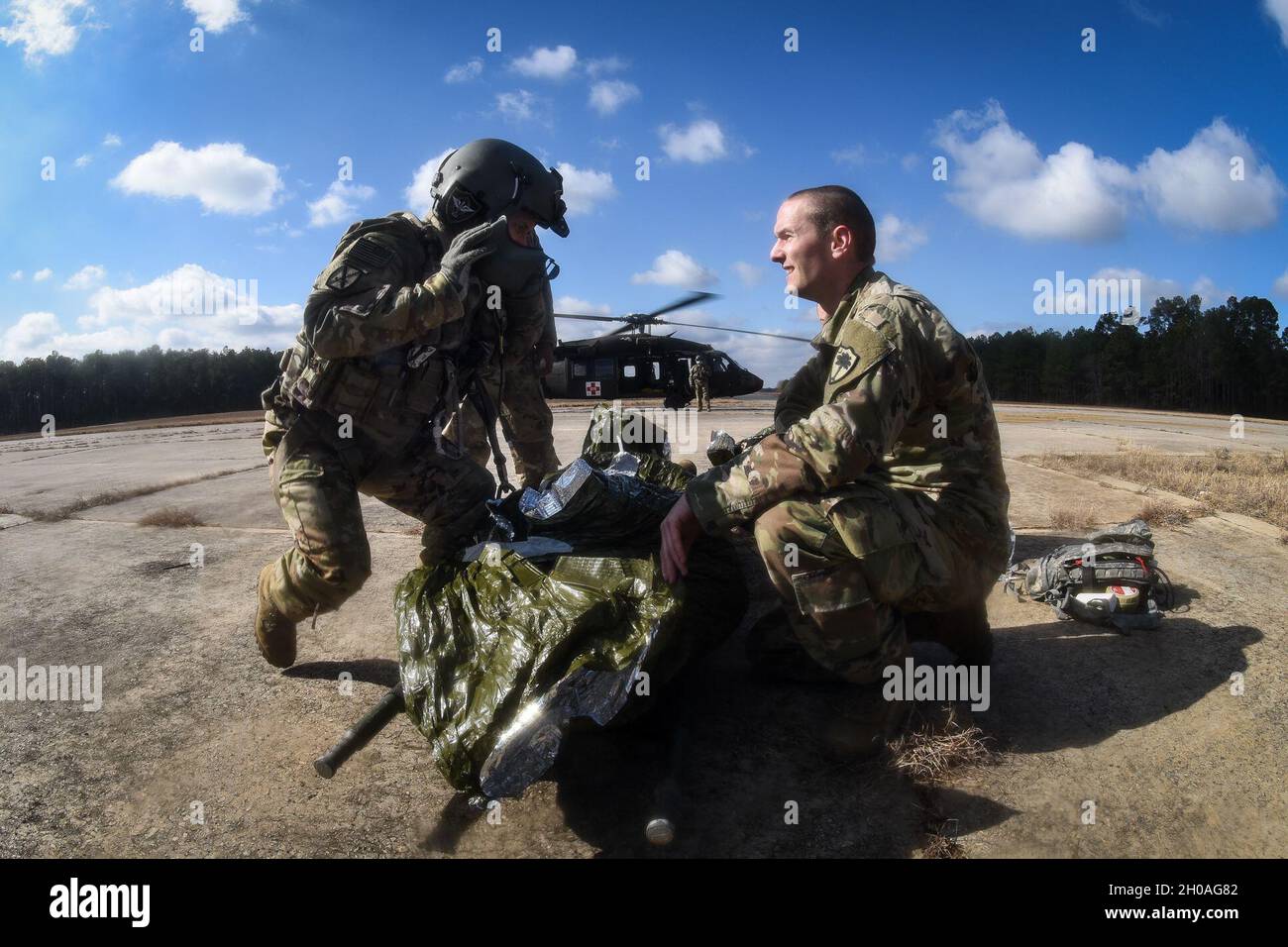 U.S. Army National Guard Soldiers and helicopters of the 1-151st Attack ...
