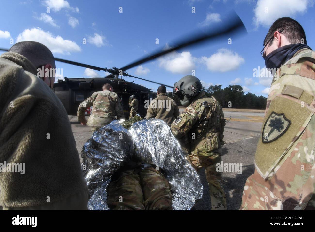 U.S. Army National Guard Soldiers and helicopters of the 1-151st Attack ...
