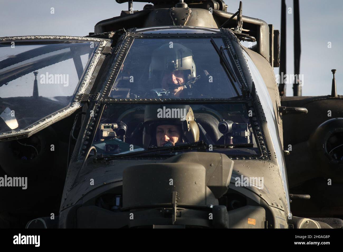 U.S. Army National Guard Soldiers and helicopters of the 1-151st Attack ...