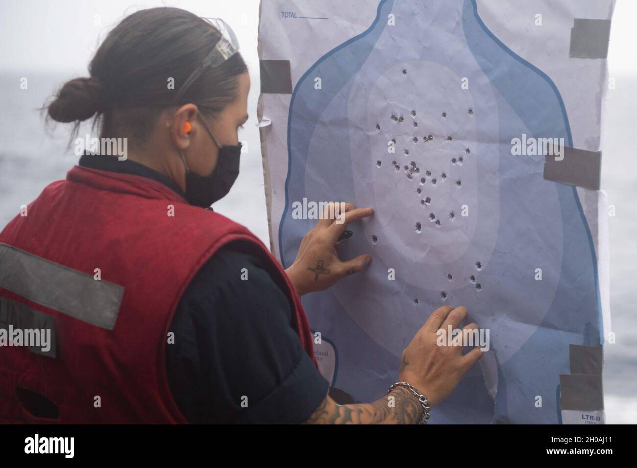 PACIFIC OCEAN (Jan. 11, 2021) – U.S. Navy Gunner’s Mate 1st Class ...