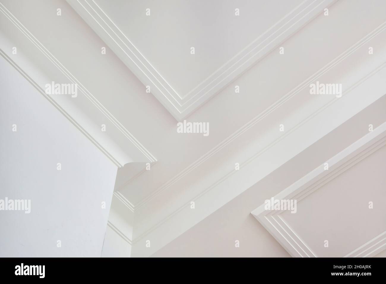 Ceiling Cornice Crown Molding Premium Photo | Detail Of Corner Ceiling