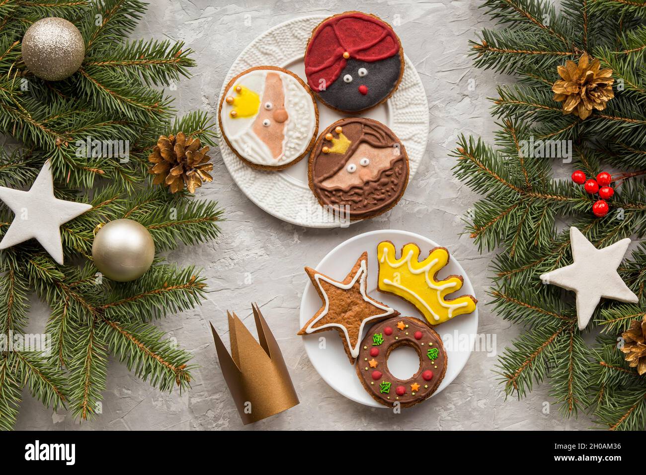 Homemade epiphany dessert crowns gifts Stock Photo - Alamy