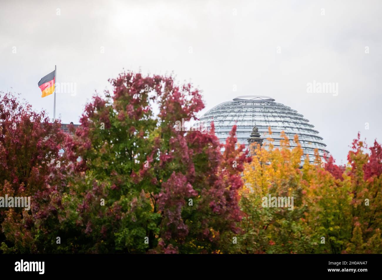 Berlin, Germany. 12th Oct, 2021. The dome of the Reichstag building ...