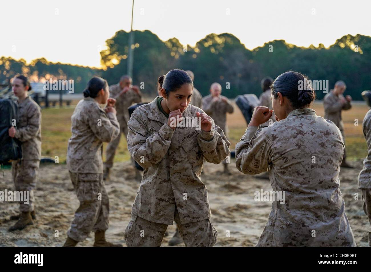 Recruits with Hotel Company, 2nd Recruit Training Battalion practice ...
