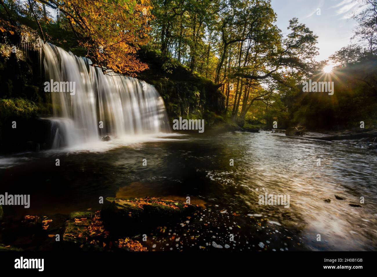 Wet rocks gushing water hi-res stock photography and images - Alamy