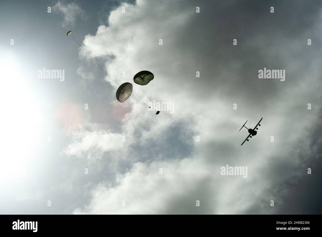 Cargo bundle hi-res stock photography and images - Alamy