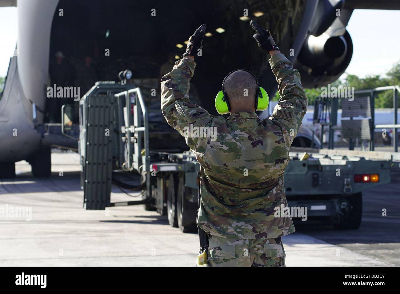 U.S. Airmen with the 156th Wing, Puerto Rico Air National Guard ...