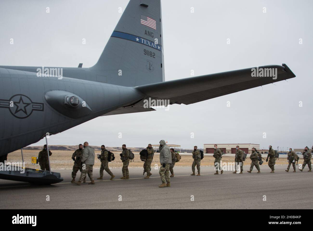 North Dakota National Guard Soldiers from the 816th Military Police ...