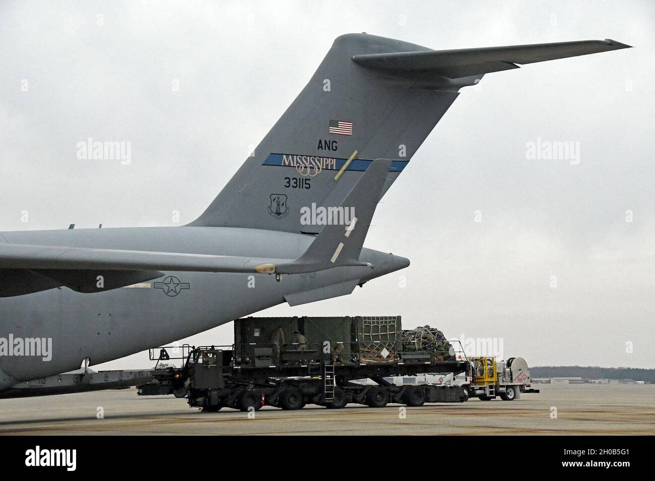 U.S. Airmen assigned to the 89th Aerial Port Squadron, 89th Wing ...