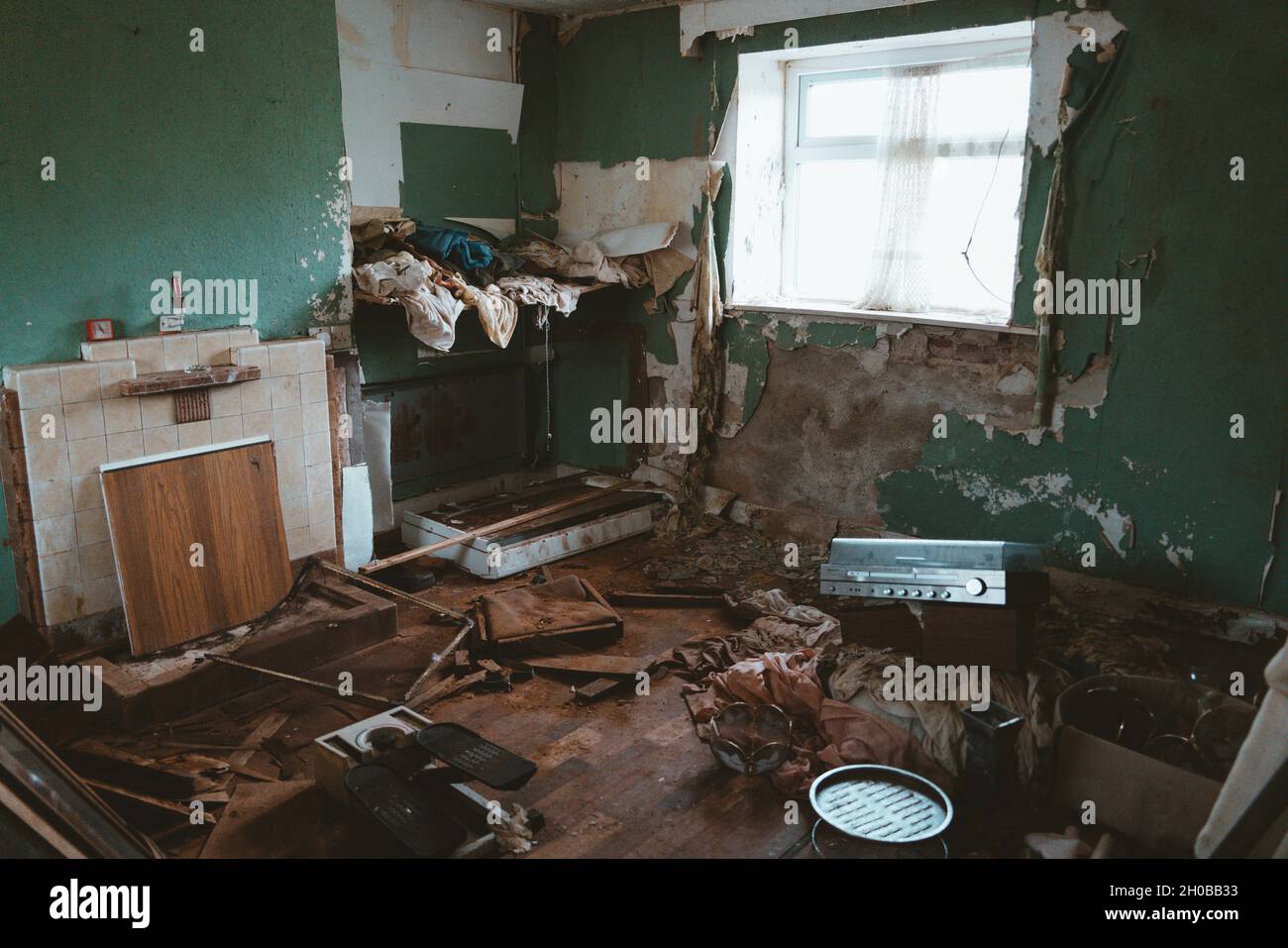 Abandoned room with fallen debris on the flo Stock Photo - Alamy