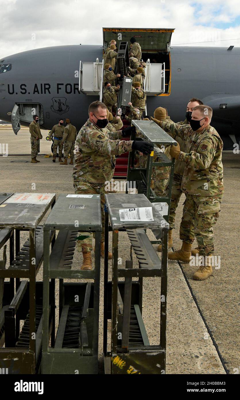 U.S. Airmen with the 190th Air Refueling Wing, Kansas National Guard ...