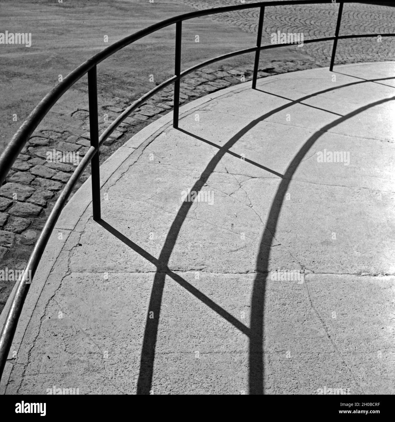 Ein Gitter an einem Bürgersteig wirft einen Schatten in der Sonne ...