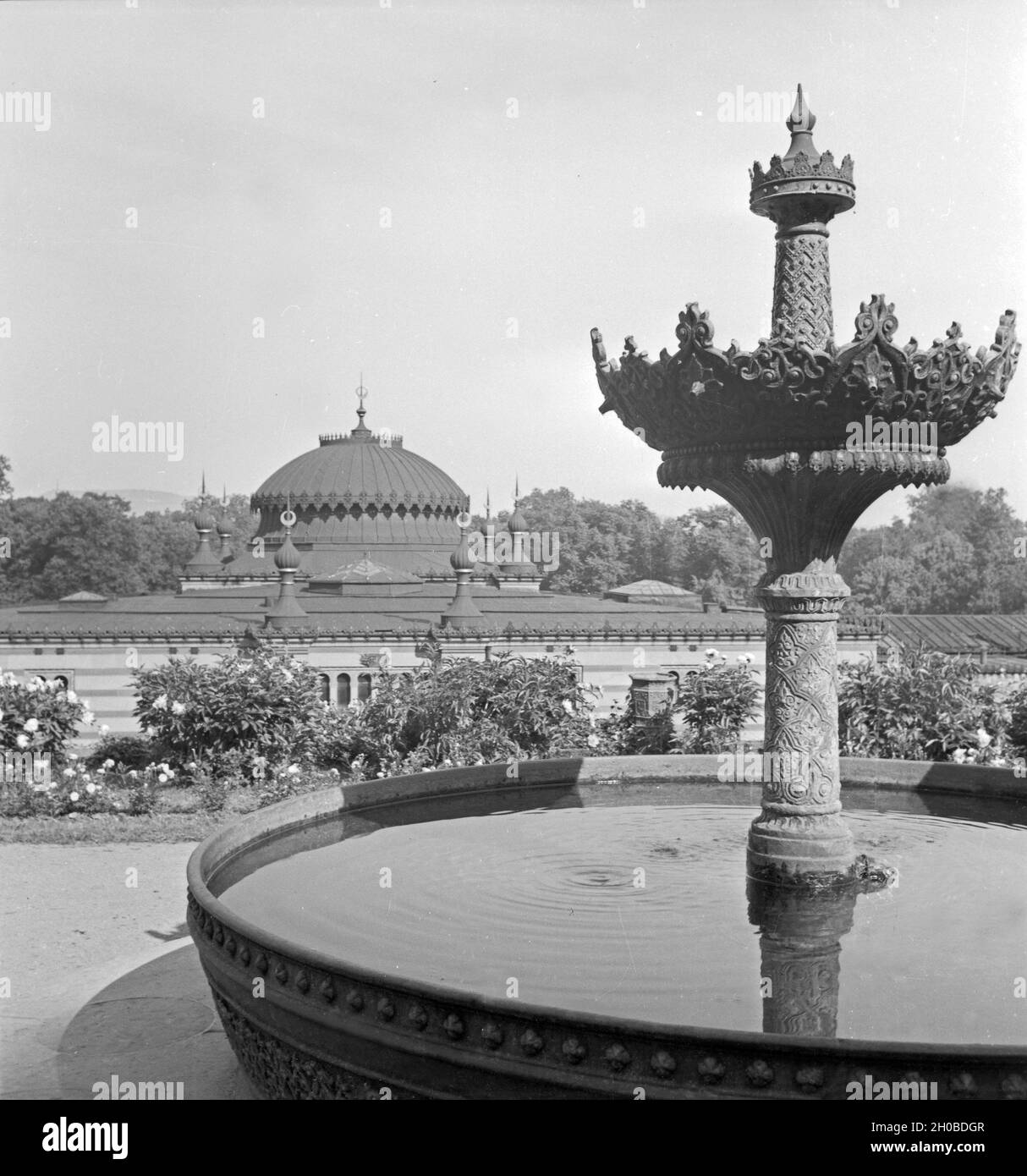 Springbrunnen vor der Maurischen Festhalle in der Wilhelma in Stuttgart ...