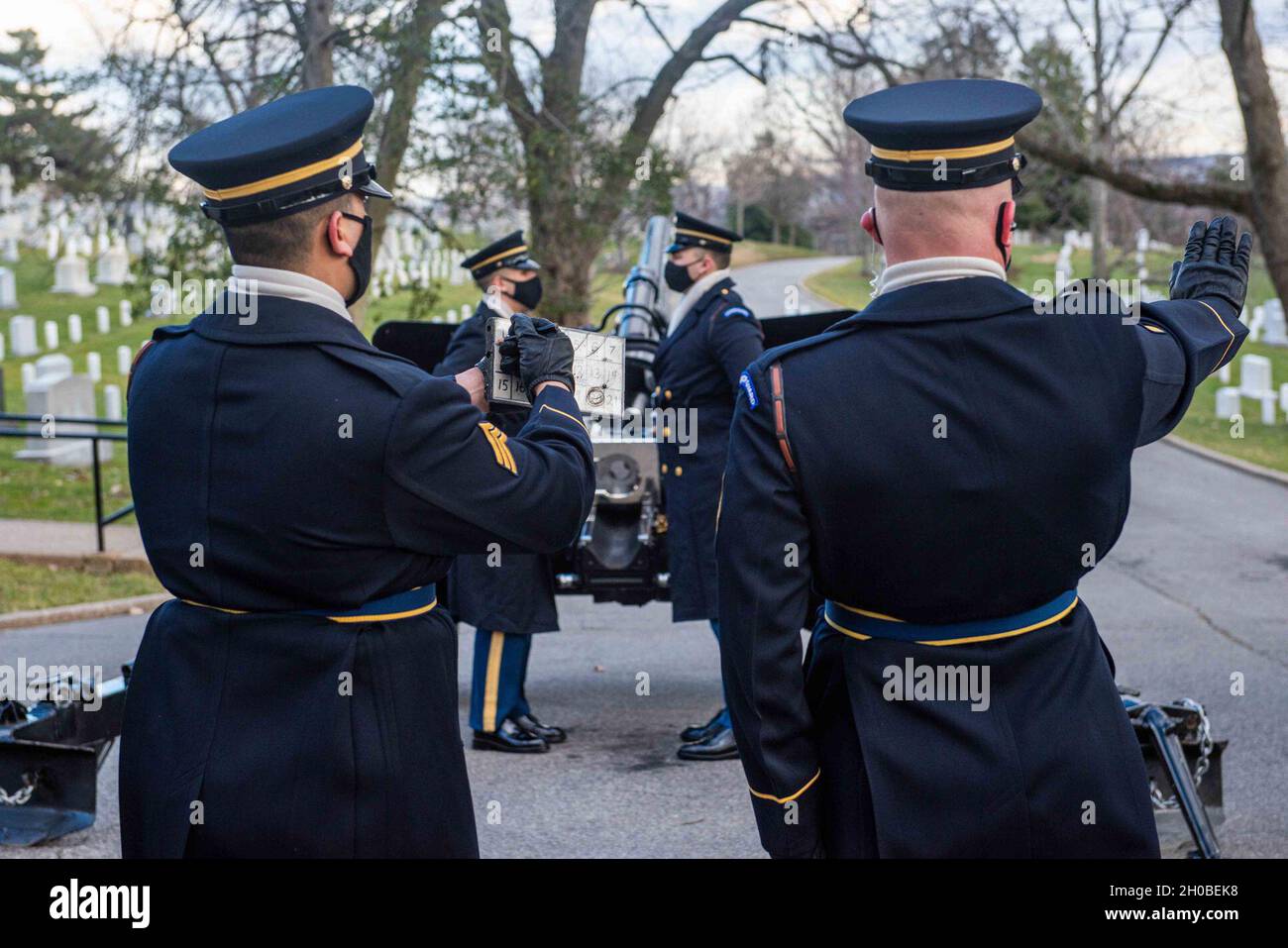 Soldiers assigned to the Presidential Salute Battery, 1st Battalion, 3d ...