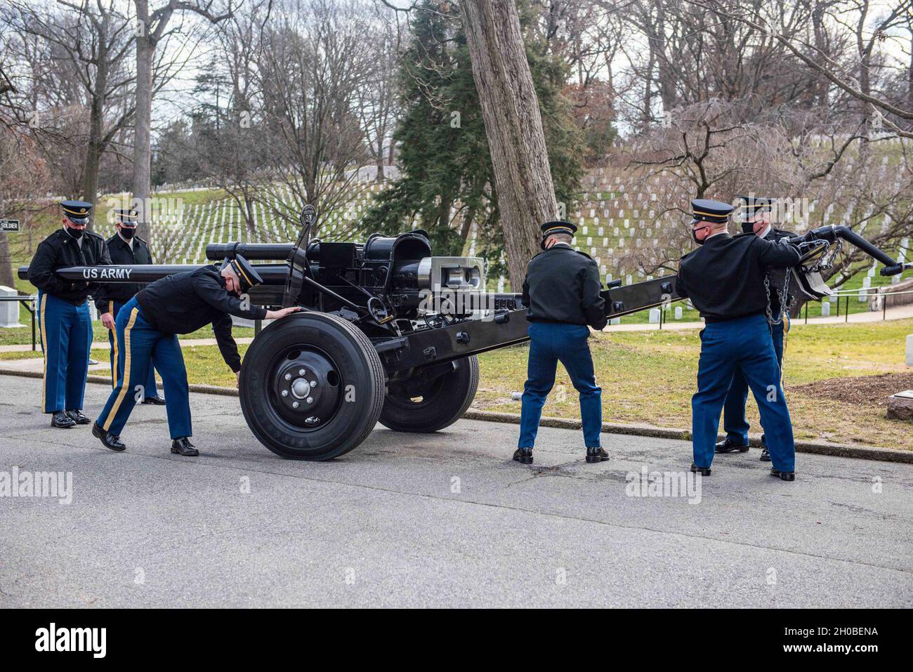 Soldiers assigned to the Presidential Salute Battery, 1st Battalion, 3d ...