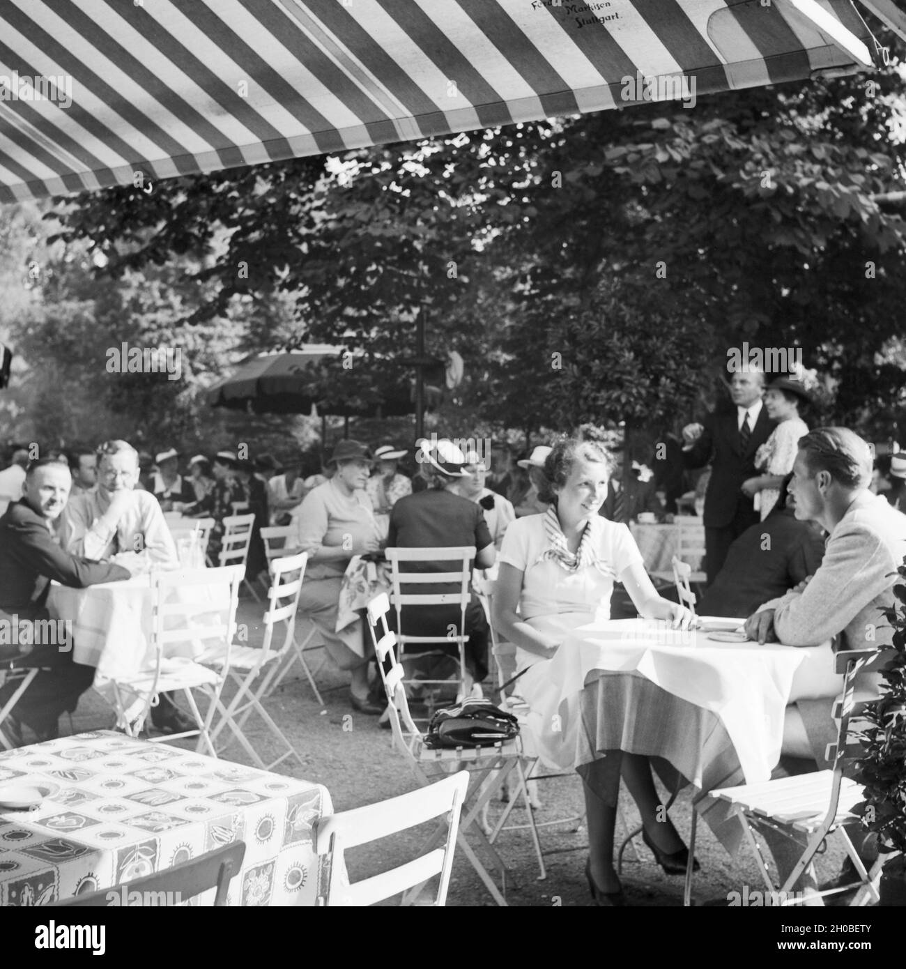 Deutschland 1930er jahre people at a cafe in stuttgart Black and White ...