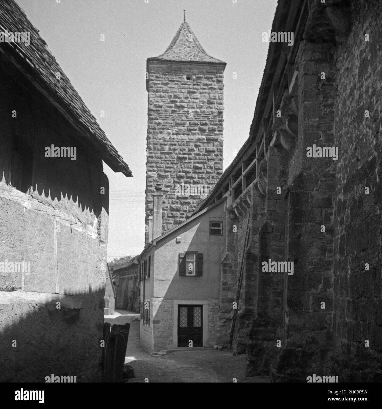 Turme an der stadtmauer von rothenburg ob der tauber hi-res stock ...