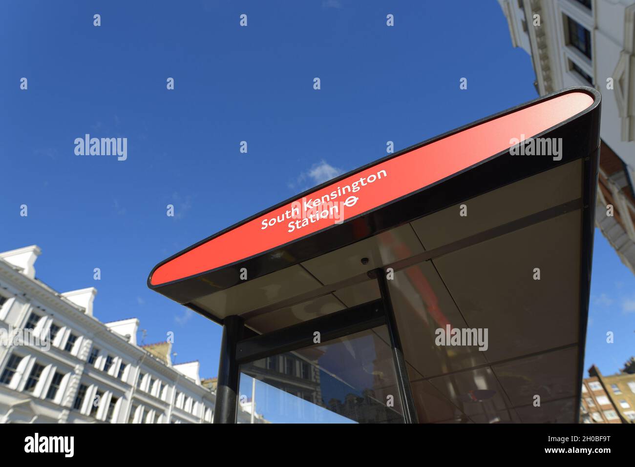 London, England, UK. Bus Stop in South Kensington Stock Photo - Alamy