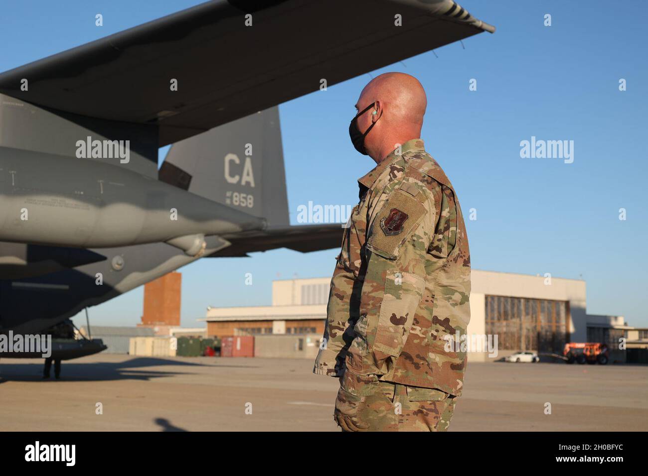 U.S. Air Force Senior Master Sergeant Chuck Watkins, air transportation ...