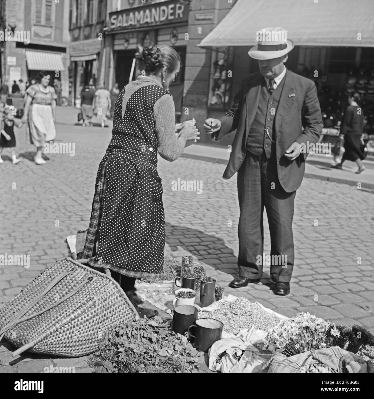 1930s selling flowers hi-res stock photography and images - Alamy