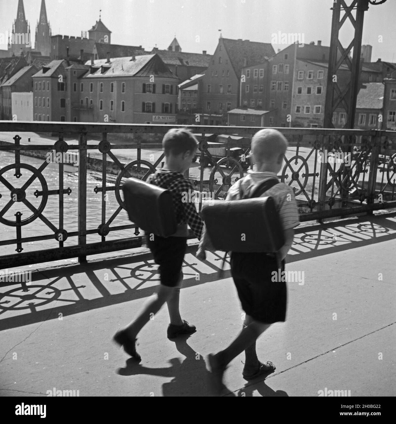 Zwei Schuljungen auf dem Weg nach Hause auf der Donaubrücke in ...
