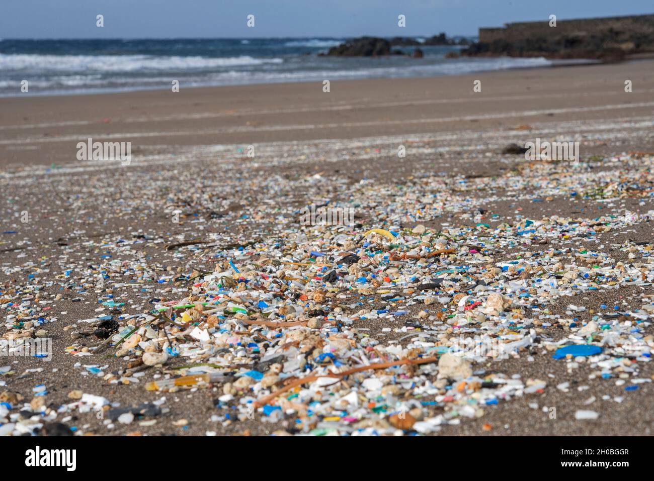 Contamination. Troops of plastic and microplastics that reach the ...